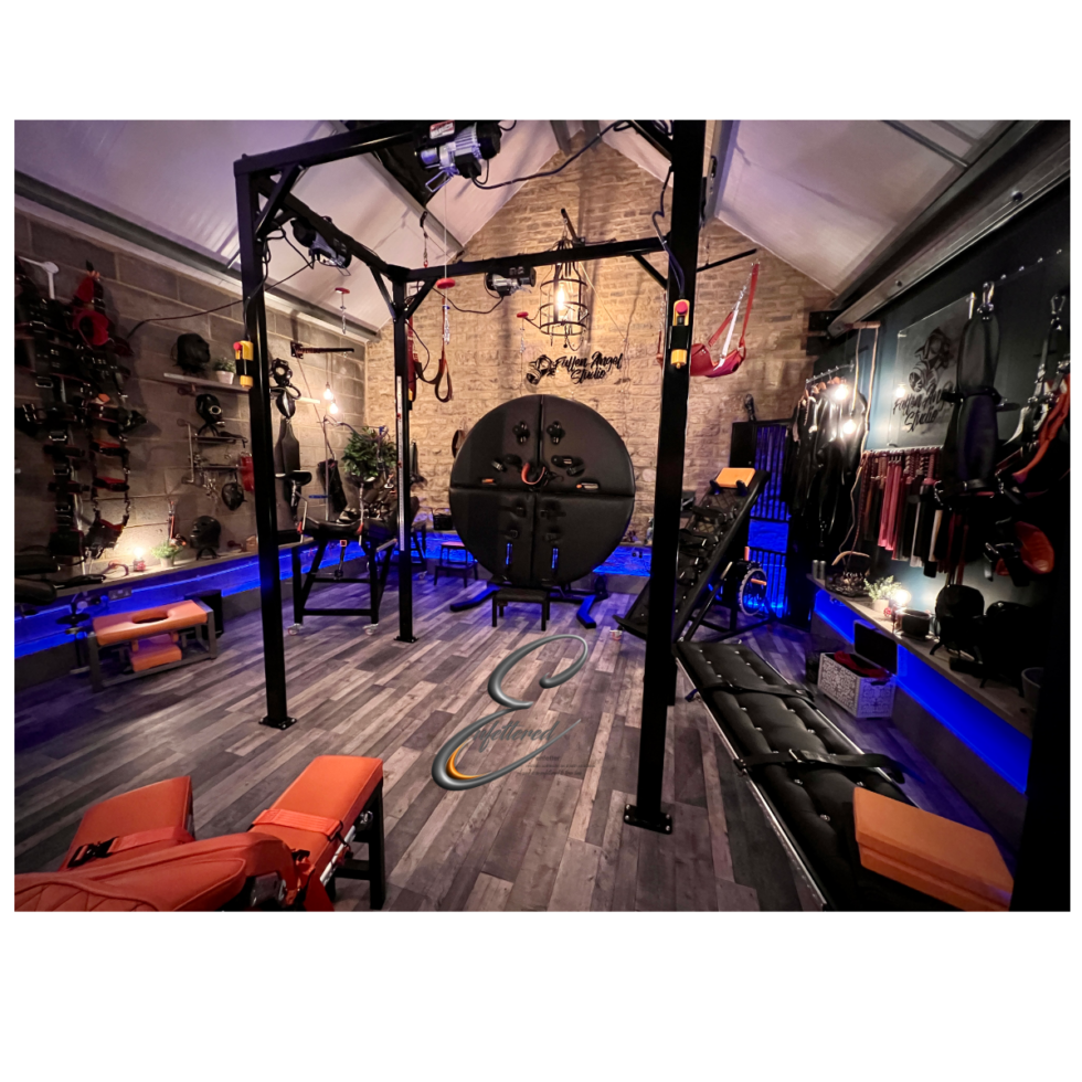 Mistress Milton Keynes, Domina Sara, Professional Dominatrix